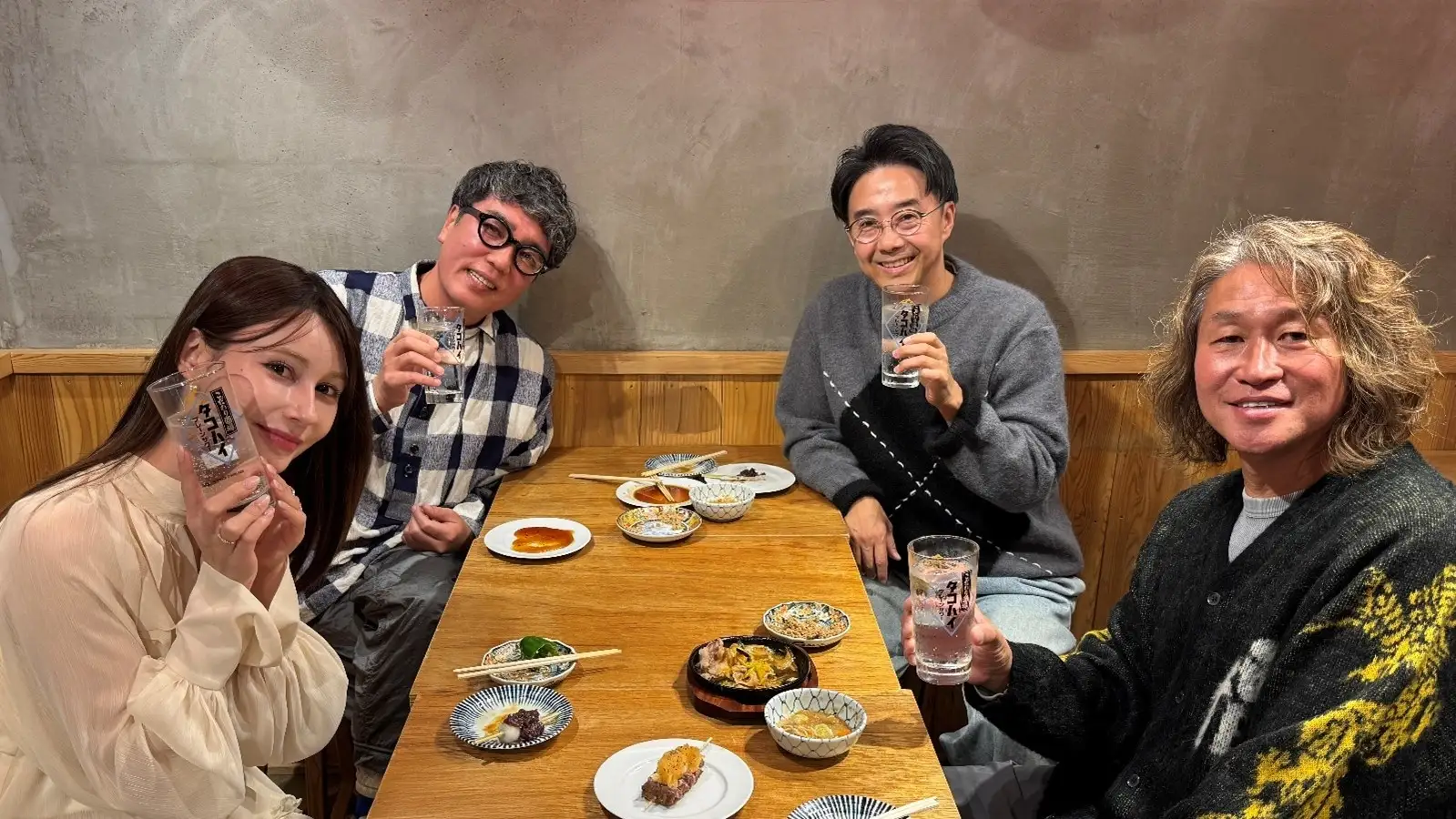 多幸飲み紀行｜年始特番が1月4日に放送決定！もつ焼きの名店でおぎやはぎ・ダレノガレ明美・岡野雅行が乾杯！｜BS日テレマガジン｜BS日テレ